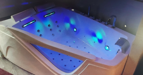 EXCLUSIVITÉ : LIEU D'ÉCHANGE ET DE CULTURE AVEC JACUZZI