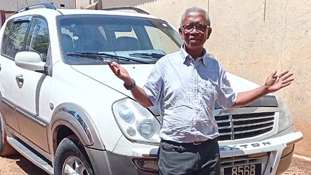 Un véhicule pour Tina, guide à Madagascar
