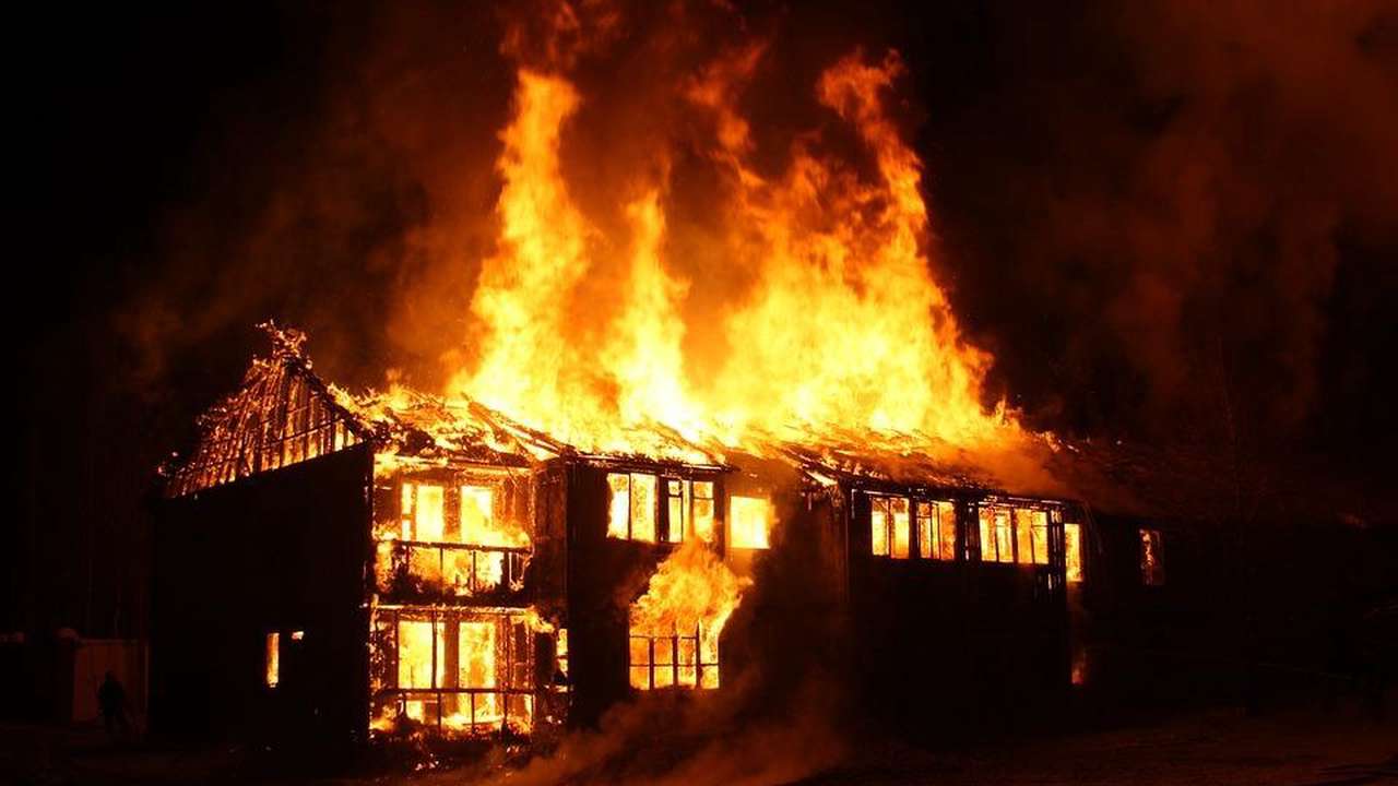 Ma maison d'enfance en feu pour mon anniversaire 🔥