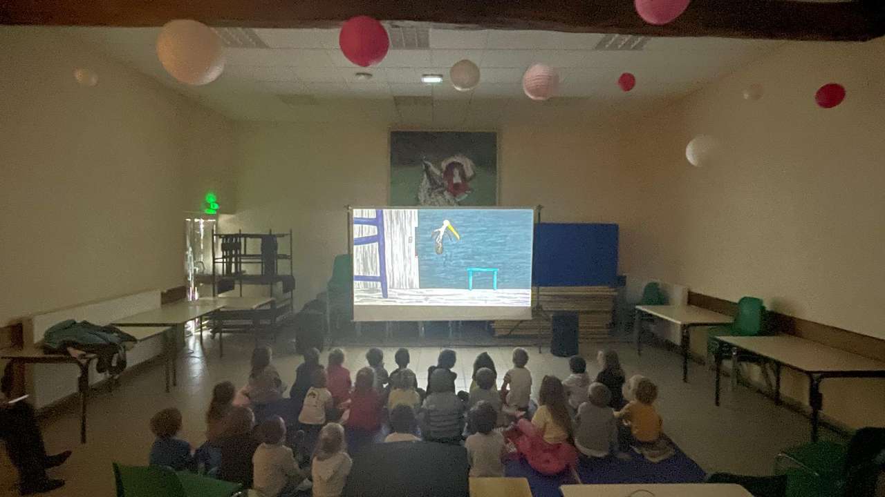 Un système de projection cinéma en milieu rural.