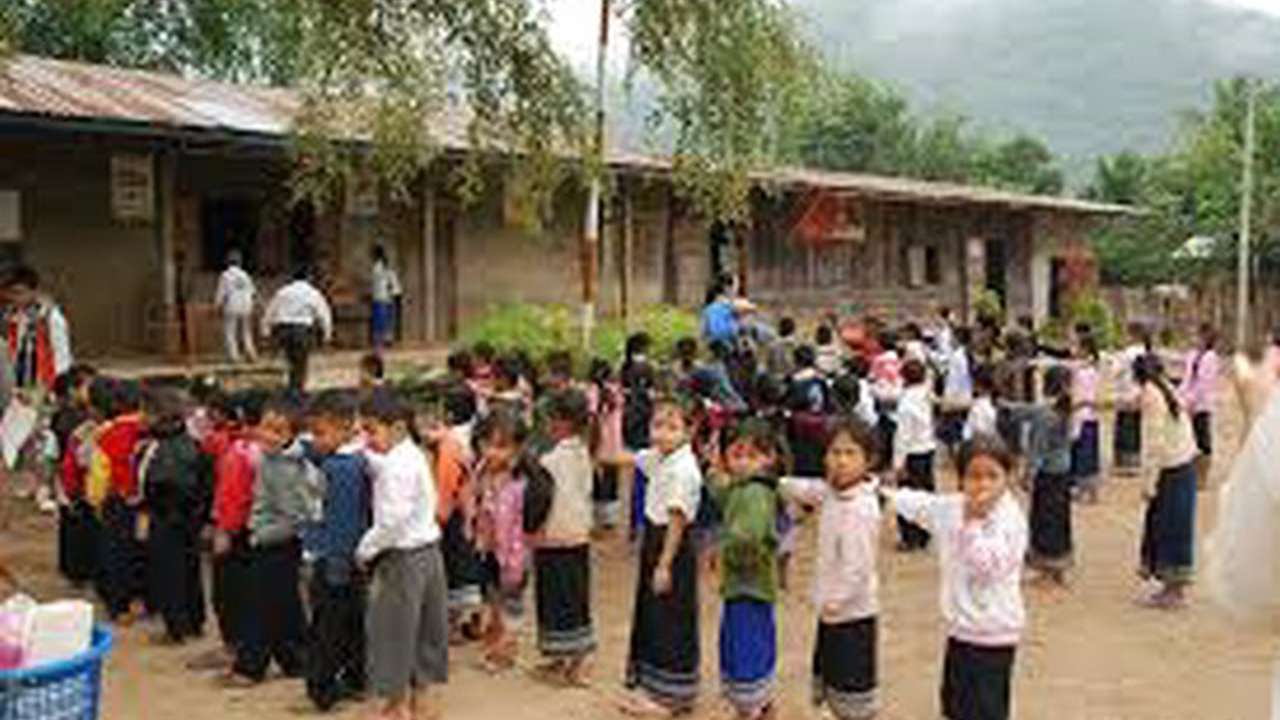 Au Laos, des enfants enfin bien chaussés