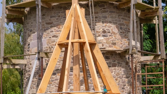 Une tour médiévale : besoin d’aide pour l’achever
