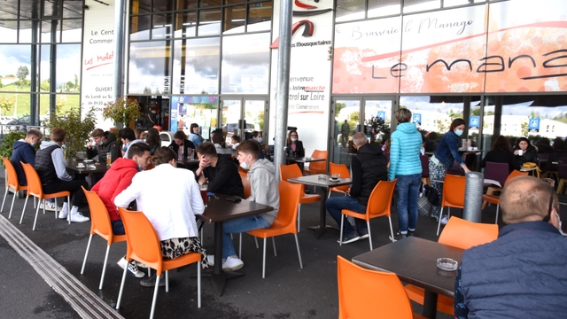Aide au Manago bar restaurant, lieu de sociabilité